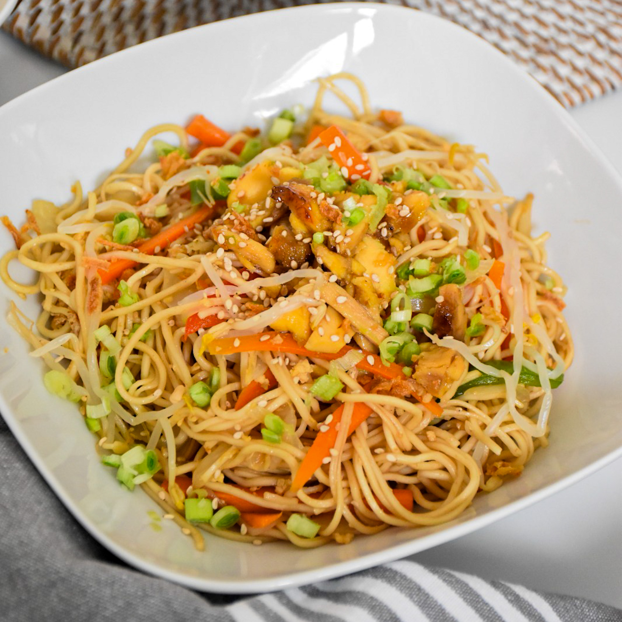Noodles con pollo, huevo y salsa teriyaki