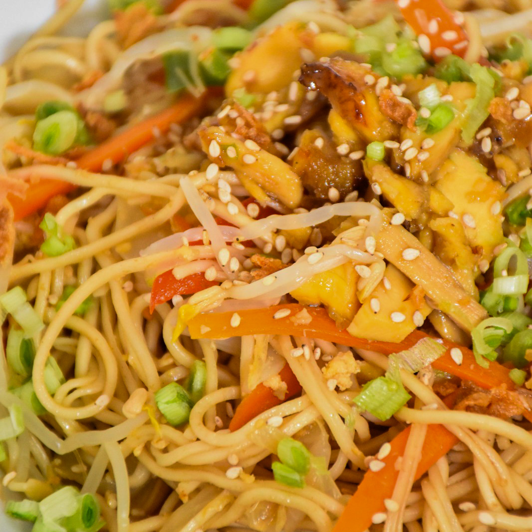 Noodles con pollo, huevo y salsa teriyaki